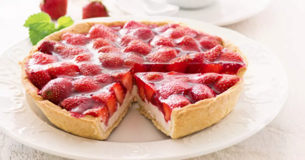 Pie with strawberries - recipes of simple and fast home treats with berry stuffing