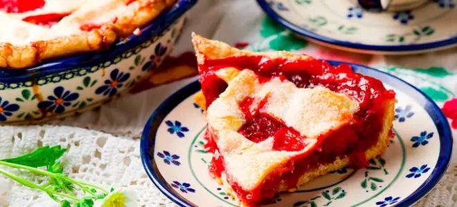 Pie with strawberries