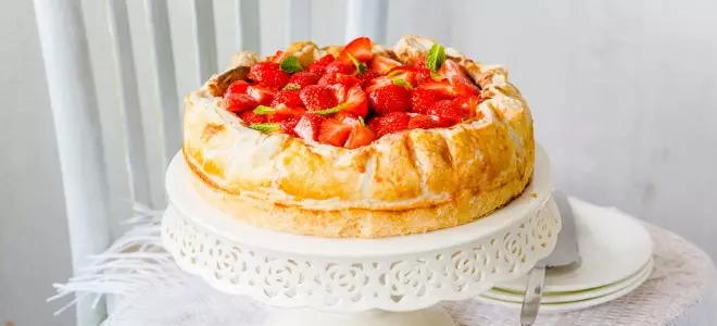 Pie with strawberries