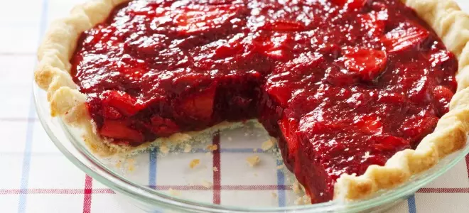 Pie with strawberries