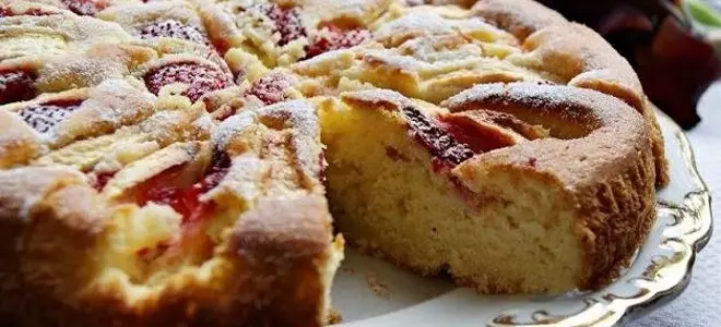 Kuchen mit Äpfeln und Erdbeeren