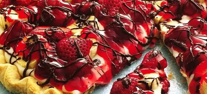 Torte mit Erdbeeren