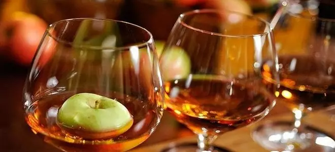 Calvados სახლში Apple Juice