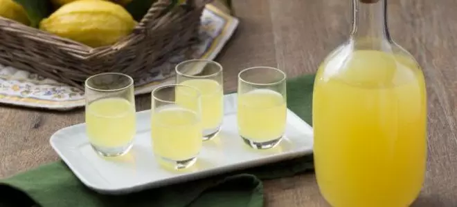 Alkol üzerindeki limonlardan ev likörü