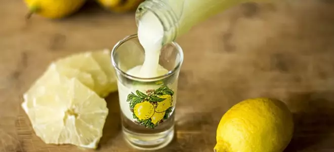 Yoğunlaştırılmış süt üzerinde limon likörü nasıl yapılır