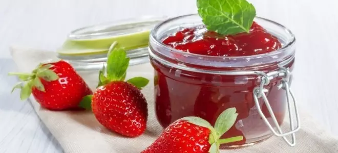 Strawberry Jam hamwe na Gelatin mugihe cyitumba