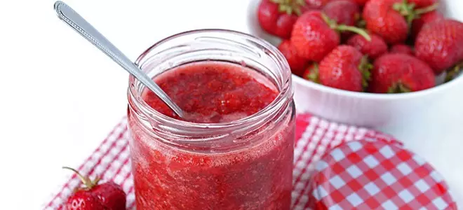 Mermelada de fresa sin cocinar para el invierno.