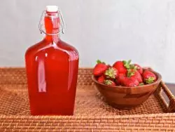 Omben-omben sing digawe saka woh wohan beri strawberry seger kanthi vodka