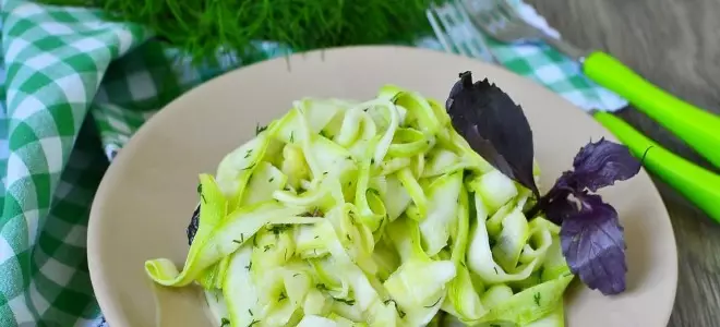 Corea zucchini gyda mêl