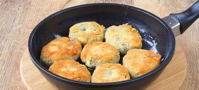 케어와 감자에서 cutlets.