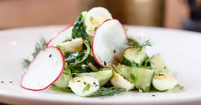 Salada de rabanete - prato de primavera saboroso e útil