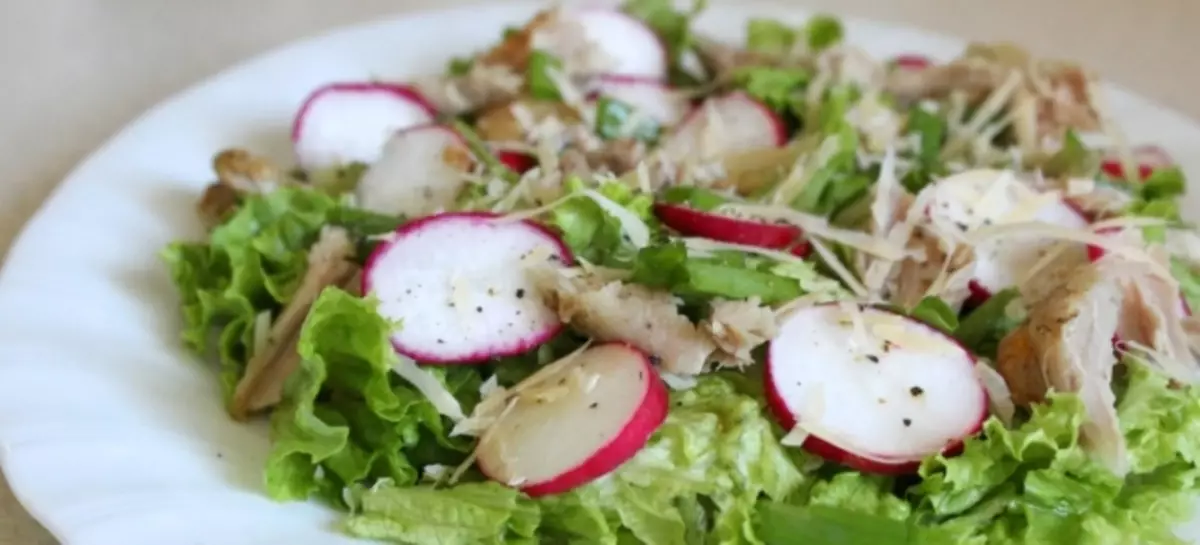 salada com radister e carne