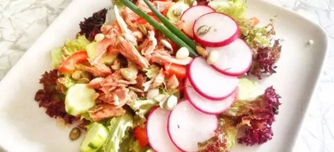 Salada com rabanete e atum