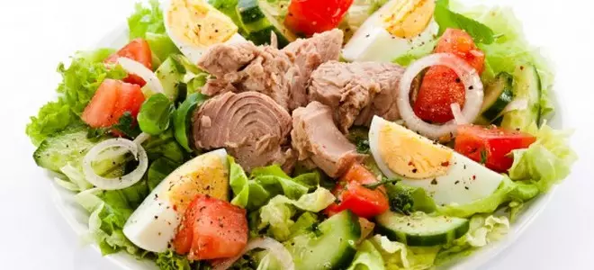 Salad with canned tuna and egg