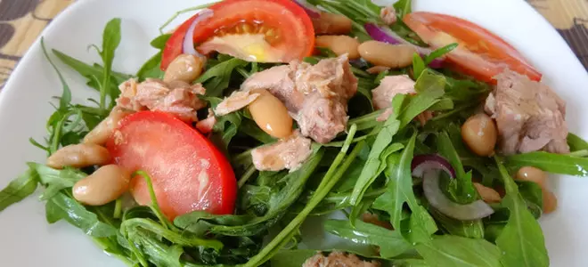 Salade hamwe na arugula na tuna