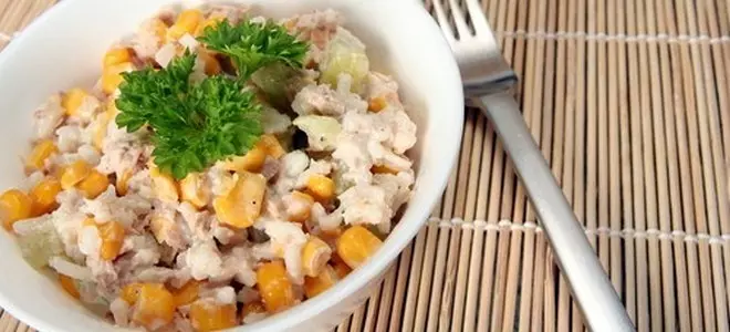 Salade hamwe na tuna na corn