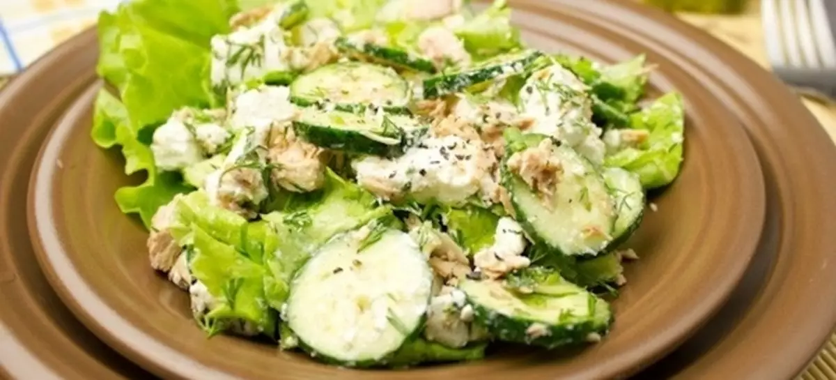 Salad with tuna and cheese