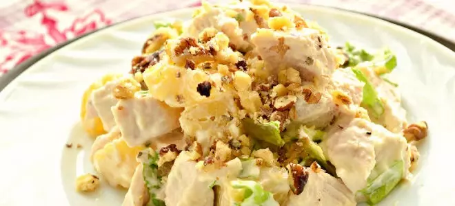 Salade met ananas, pruim en walnoot