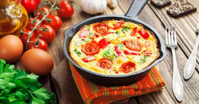 Omelet da tumatir - mafi kyawun karin kumallo don duka dangi!