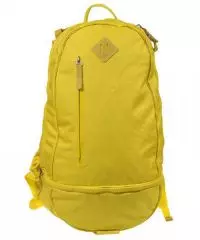 Babaye nga turista nga backpack 2