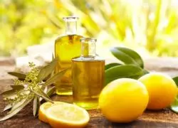 Aplicação de óleo essencial de limão