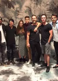 Holland Roden a Max Carver s týmem na sadě