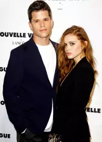 IHolland Roden kunye ne-MAX Carver kwiNdawo yokuHamba ebomvu