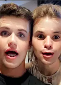 HOLLAND Roden mei broer Max Carver