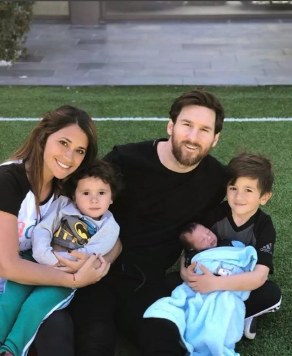 Lionel Messi uye Antonella Rokzzo nevanakomana vatatu