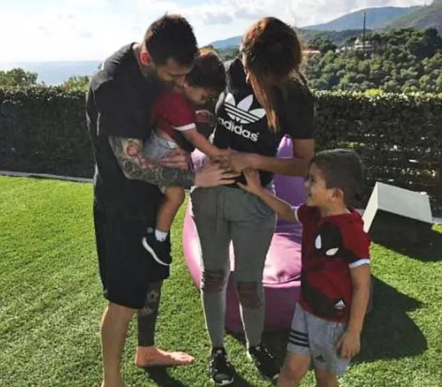 Lionel Messi e Antonella Rokzzo con figli in attesa di Chiro