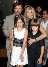 Chuck Norris mit seiner Frau und seinen Kindern