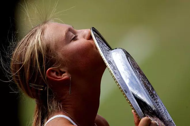 María con trofeo