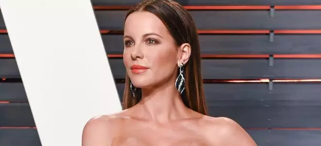 Kate Beckinsale malfiksis la sekreton de la perfekta figuro por formo revuo