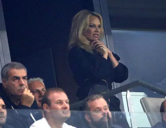 Pamela Anderson tuli tukemaan hänen rakkaansa ottelussa
