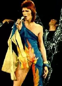 David Bowie ar yr olygfa mewn ffrog onest