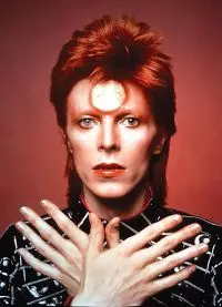 David Bowie sa bucurat de cosmetice și unghiile pictate