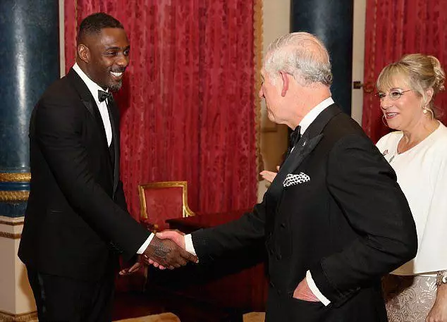 Prince Charles a Idris Elba v Buckinghamském paláci