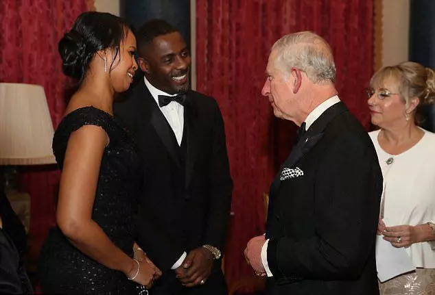 IDRIS ELBA S jeho milovaný sabrina Doures hovorí s Prince Charles