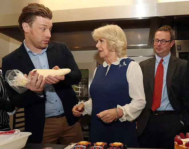 Jamie déi éischt ugefaang der Cupcaken ze dekoréieren