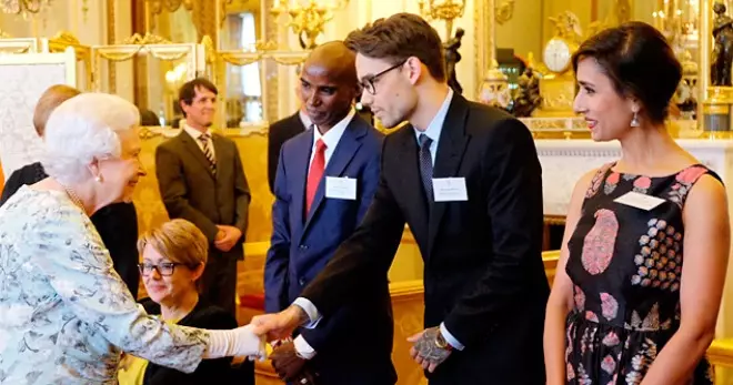 Liam smerte mødtes med dronning Elizabeth II og prins Harry på Queen's Young Leaders ceremoni