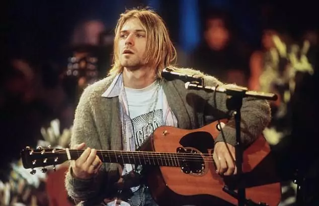 Kurt Cobain bi guitar wî