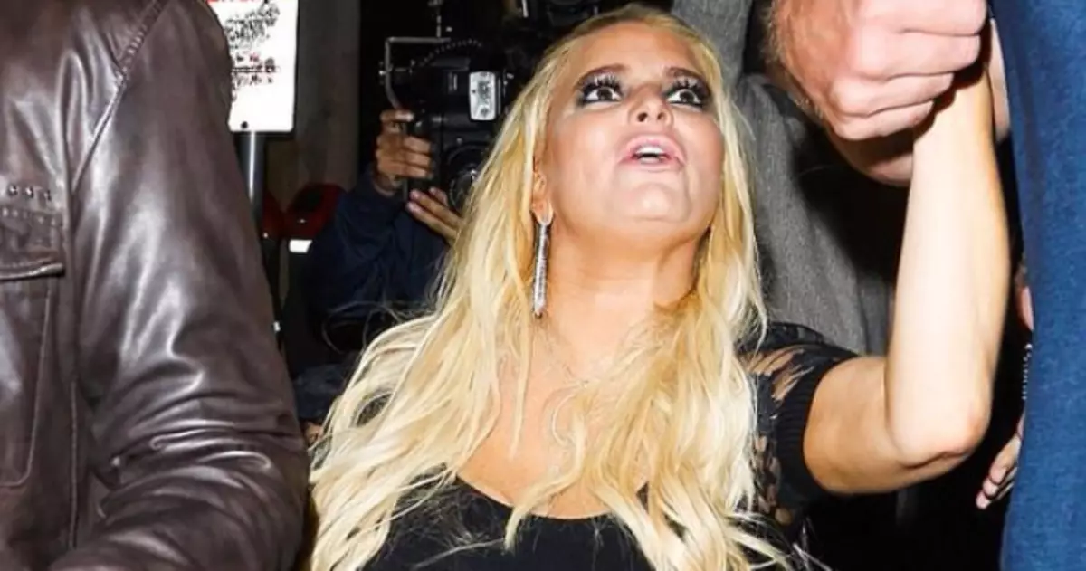 Sərxoş Jessica Simpson ərinin doğum günündə