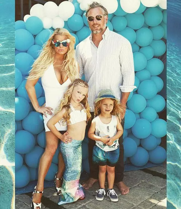 Jessica Simpson lan Eric Johnson karo bocah-bocah