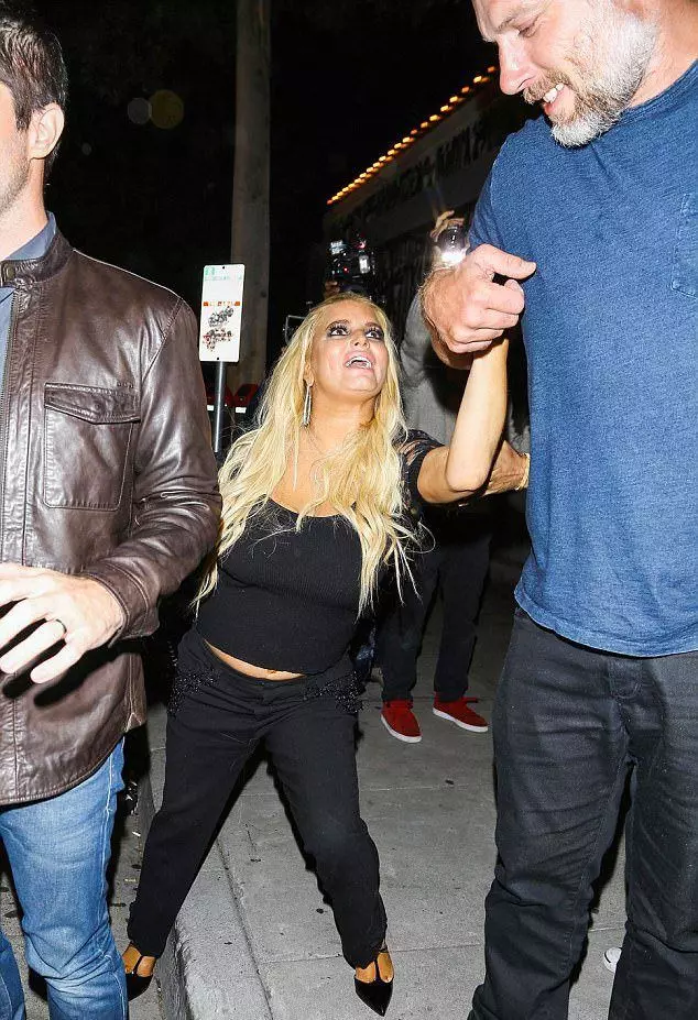 Jessica Simpson çətinliklə ayaqları üzərində dayandı