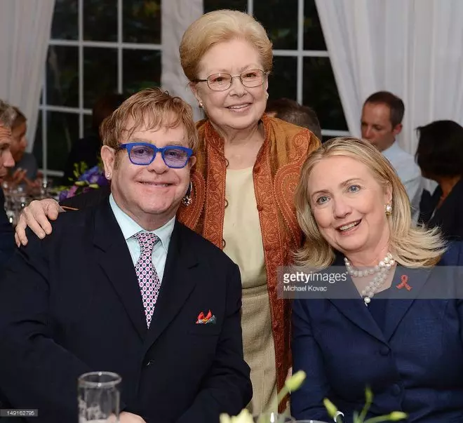 Hilary Clinton และ Elton John ผูกเป็นเวลาหลายปีของมิตรภาพและความร่วมมือ