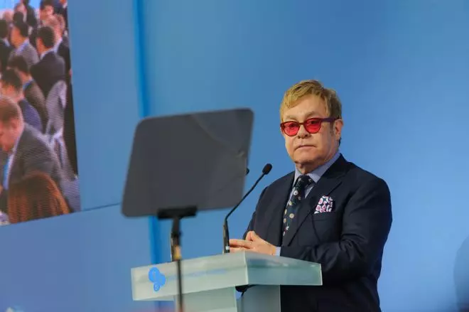 Elton aktívan támogatta Hillary-t a választási kampány során