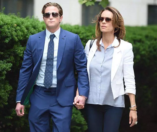 Cameron Douglas avec sa petite amie Vivian Tibes va au palais de justice