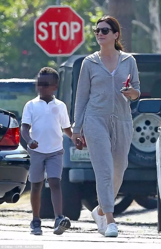 Sandra com seu filho em uma caminhada