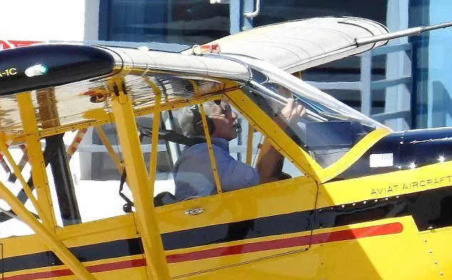 Si Harrison Ford sa luyo sa manibela sa usa ka eroplano nga Aviat sa Aviat