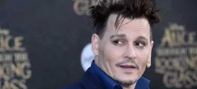 Johnny Depp shpenzon kohë në Stokholm në një kompani tërheqëse zeshkane